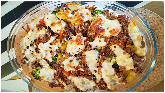 Hackfleisch-Brokkoli-Auflauf mit Schmelzkäsesoße und noch mehr Käse ...